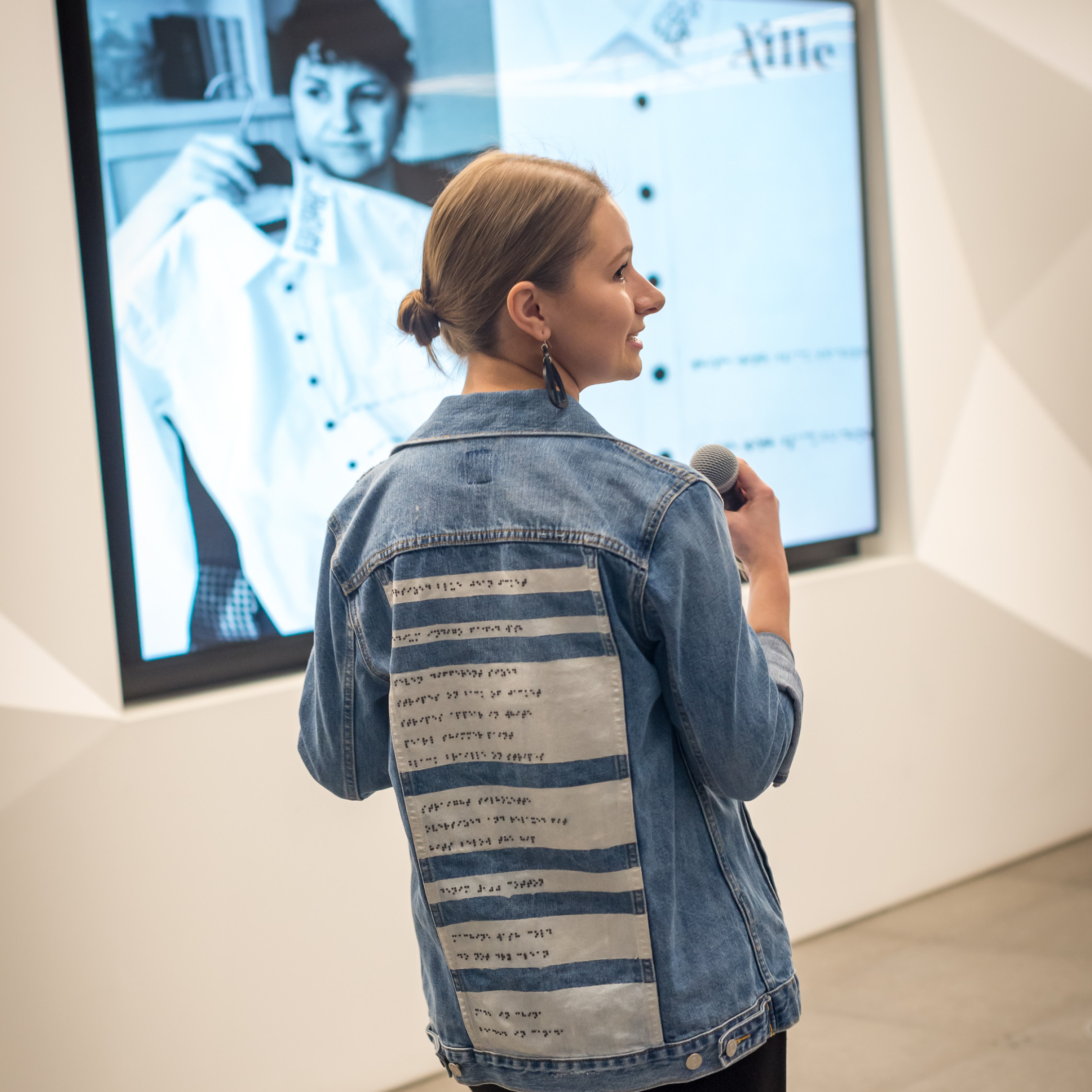 Aille Design: Clothing that Speaks – Navigating Blindness